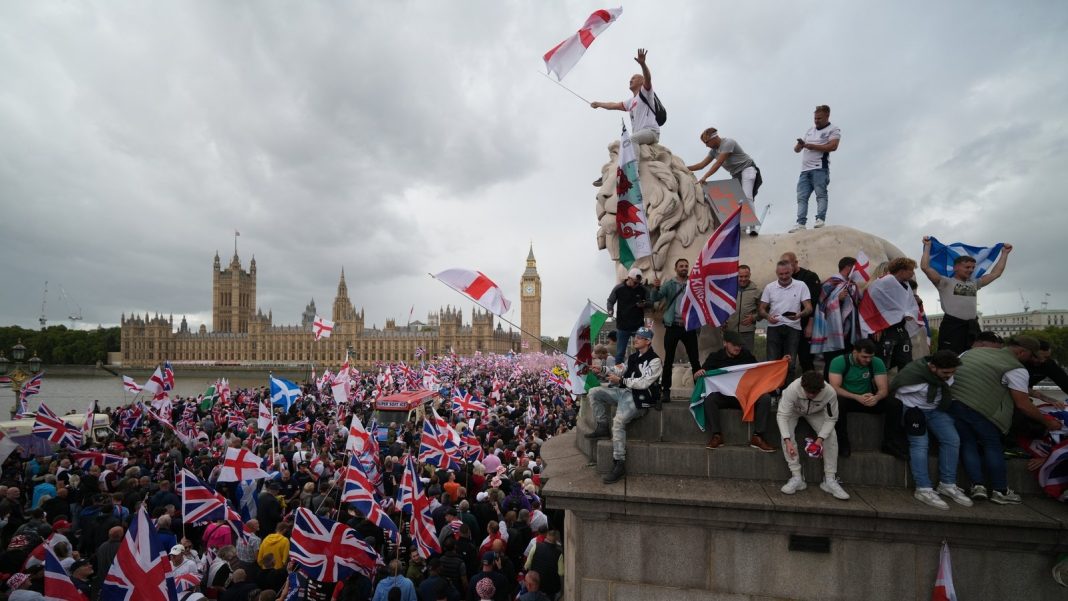 Tens of Thousands Protest in London as Officers Are Attacked - Jowhar ...