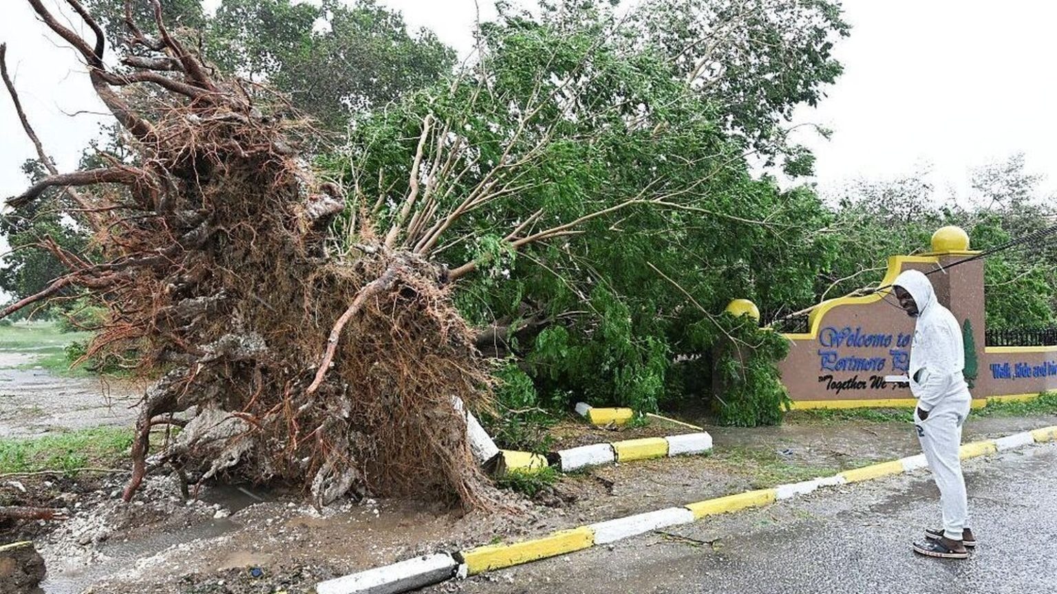 Powerful storm batters Jamaica, inflicting damage at unprecedented ...