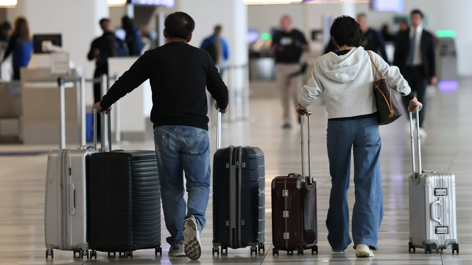 Government shutdown forces 10% cut in flights at 40 US airports ...